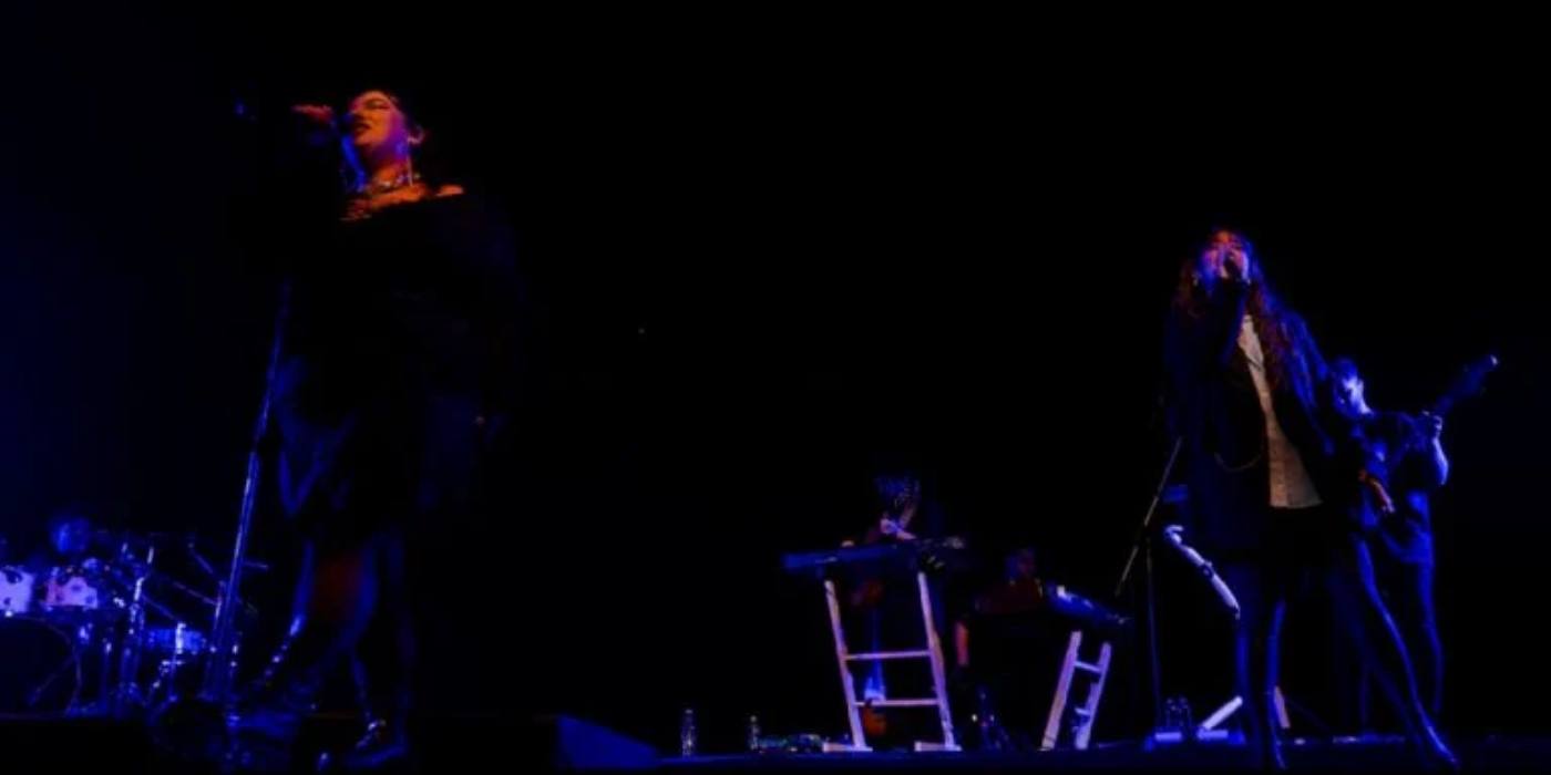 Luz Gaggi montó su altar y coronó la ceremonia con su impactante voz ...